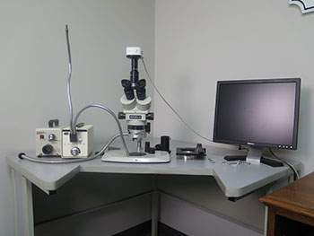 Warren Forensics | microscope-room